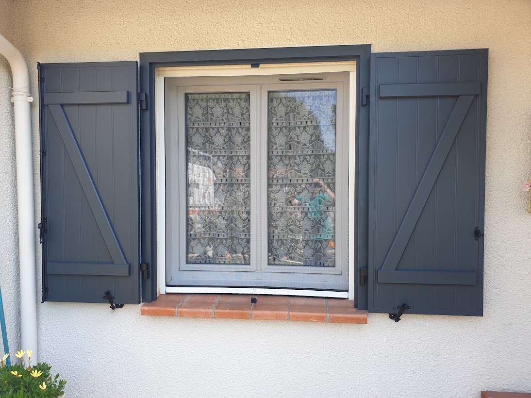 VOLETS BATTANTS ISOLÉS EN ALUMINIUM